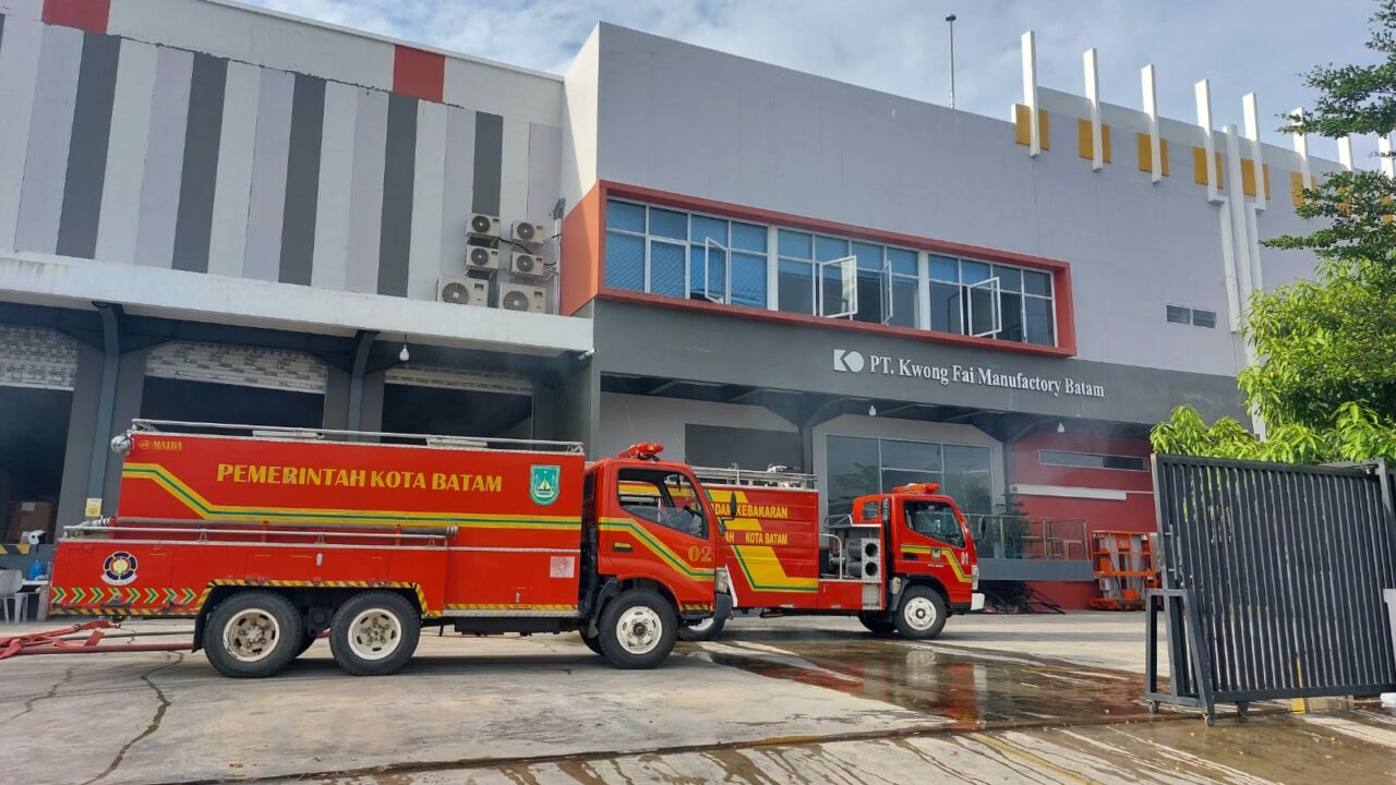 PENANGANAN KEBAKARAN PT KWONG FAI KAWASAN INDUSTRI TUNAS BATAM CENTER ...