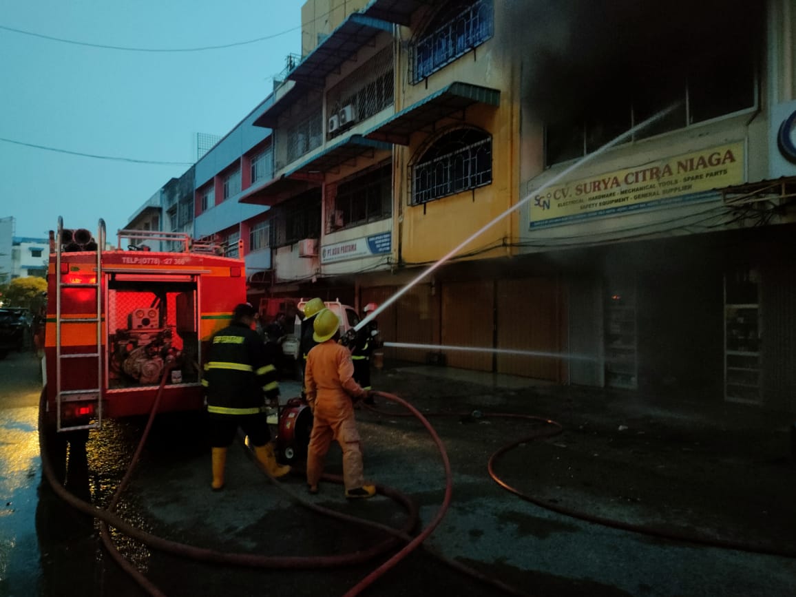 Si Jago Merah Lalap Ruko Milik CV Surya Citra Niaga Blok I No.02 Lubuk Baja • DINAS PEMADAM ...