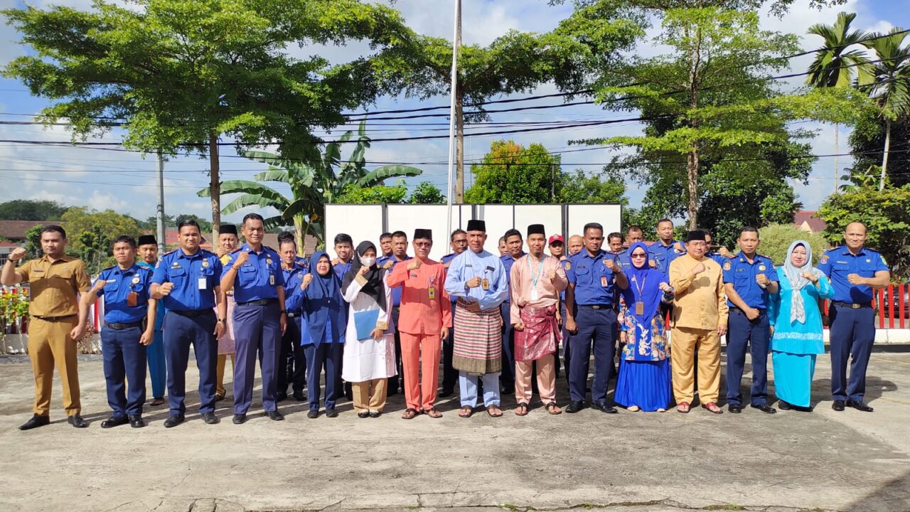 PANTANG PULANG SEBELUM API PADAM WALAU NYAWA TARUHANYA DINAS PEMADAM ...